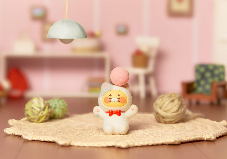 Kakao Friends: Figure Keychain Hug Me Choonsik (Meow Meow) 냥냥 피규어키링 허그 ...